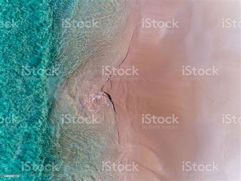 해변과 맑고 푸른 바다의 공중 하향식 전망 해변의 파도를 배경으로 아름다운 자연 여름 방학 배경 이글 베이 서호주 해안 바다 풍경 0명에 대한 스톡 사진 및 기타 이미지