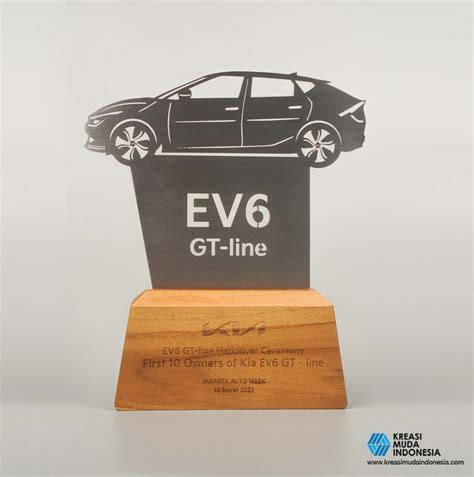 Jasa Pembuatan Custom Trofi Lomba Dengan Desain Yang Unik Kmi