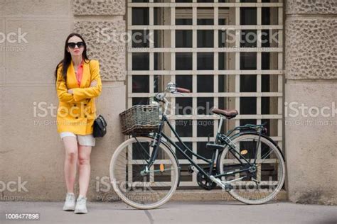 도시에 걷는 여자 야외 이탈리아 도시에서에서 젊은 매력적인 관광 거리에 대한 스톡 사진 및 기타 이미지 거리 걷기 관광 Istock