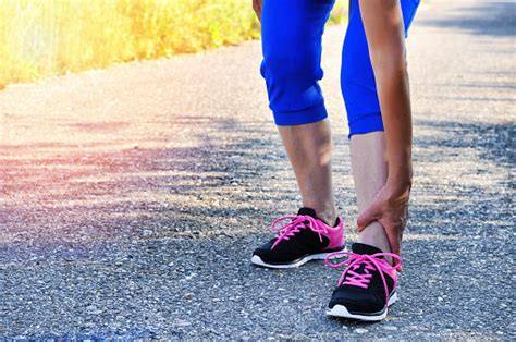 실행 부상 다리 사고 스포츠 여성 러너 고통에 고통 스러운 발목을 잡고 상처 운동선수 여자는 발목 부상 발목 훈련을 실행 하는 동안 있다 가냘픈에 대한 스톡 사진 및 기타