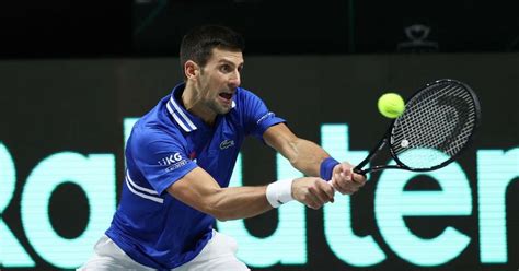 ‘thats Criminally Negligent Internet Outraged As Novak Djokovic Hit In Head By Fans Water