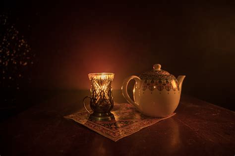 전통적인 Glasse와 조명과 연기와 검은 배경에 냄비에 동부 티 동부 쪽 차 개념입니다 Armudu 전통적인 아제르바이잔 터키어 컵 개념과 주제에 대한 스톡 사진 및 기타