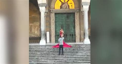 관광객 유명 성당 앞에서 알몸 촬영 외설죄로 기소 위기