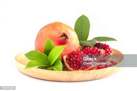 달 콤 하 고 달콤한 인도 빨강 석류 흰색 나무 접시에 고립 배경 디자인에 대 한 사용 하기 쉬운 높은 비타민 C와 좋은 피부를