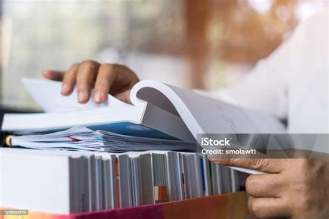 비즈니스 우먼 손 작업에 의해 직장 사무실에서 정보를 검색하기위한 종이 파일의 스택 비즈니스 보고서 논문 미완성 문서의 더미는 직장에서 워크로드에 달성 관료에 대한 스톡