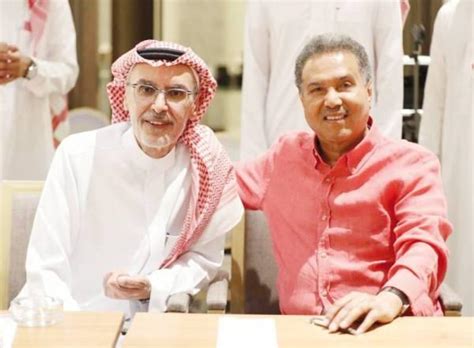 الكشف عن إصابة الفنان السعودي محمد عبده بالسرطان وهو يتحدث للأمير