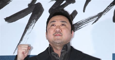 배우 마동석 마블리의 주먹 불끈