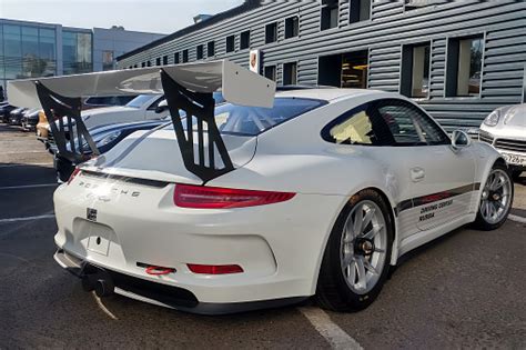 거리에 주차 된 화이트 포 르 쉐 911 Gt3 Rs 컵 슈퍼 조정 및 전체 수정 레이싱 카 자동차의 우측과 자이언트에 어로 스포일러 스포일러에 대한 스톡 사진 및 기타