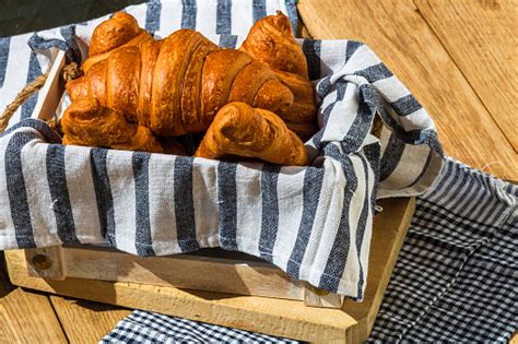 나무 상자에 신선한 크루아상 퍼프 페이스트리 버터를 넣은 프렌치 크루아상 음식과 아침 식사 개념 디저트와 신선한 페이스트리의