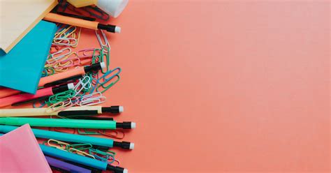 분홍색 배경에 펜과 마커 무리 사진 Unsplash의 문방구 이미지