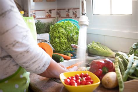 부엌의 코너입니다 노인의 손은 모든 종류의 야채를 청소합니다 채식주의자와 채식주의자를 위한 완벽한 음식 가정 주방에 대한 스톡 사진 및 기타 이미지 Istock