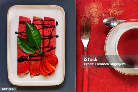 신선한 딸기와 붉은 과일 차와 맛있는 수제 빨간 딸기 얇은 팬케이크의 닫습니다 맨 위로 보기 빨간색 배경에 닫기 빨강에 대한 스톡 사진 및 기타 이미지 Istock