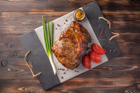 나무 배경에 서빙 보드에 야채와 향신료와 고기의 집에서 구운 조각 맨 위 보기 공간을 복사합니다 소박한 스타일 도마 요리 도구에 대한 스톡 사진 및 기타 이미지 Istock