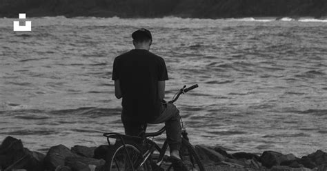 해변에서 자전거를 타는 남자 사진 Unsplash의 무료 보이수캉가 이미지