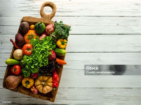 오래 된 흰색 나무 패널 테이블 배경 그림자 분위기 소박한 분위기 이미지의 오른쪽에 좋은 복사 공간에 골동품 고체 티크 나무 조각 된 그릇에 표시 하는 많은 다채로운 건강