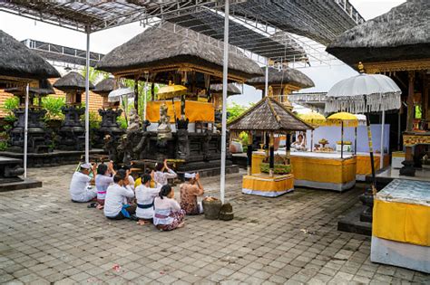 발리의 사원 풍경으로 전통 의상을 입은 신도들이 앉아서 기도하는 모습이 담겨 있습니다 기도하기에 대한 스톡 사진 및 기타 이미지 기도하기 단체 문화 Istock