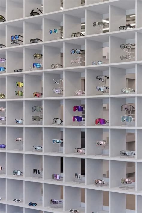 구조물로 포인트를 준 트렌디한 내부 모던 100평 안경 쇼룸 겸 카페 인테리어 원주