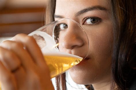 긴 머리를 가진 젊은 여성의 얼굴 들고 맥주와 유리를 마시는 세부 사항에 클로즈업 스튜디오와 음료 갈색 머리에 대한 스톡 사진 및 기타 이미지 Istock