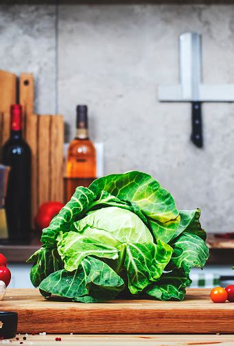 건강한 채식주의 자 식사 요리 음식 블로깅 배너 배경 농장 시장에서 유기 흰 양배추 버섯 향신료 양상추 올리브 오일 와인병을