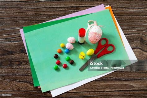 명령 1 단계 당근과 부활절 토끼의 형태로 포장을 만들기 Handmade 어린이 의 창의력 수공예품 어린이를위한 공예품 프로젝트 공예에 대한 스톡 사진 및 기타 이미지