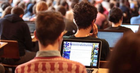 This Girls Tweet About Texting In Class Is So Relatable Teen Vogue