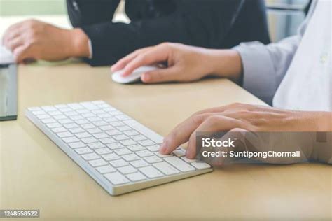 비즈니스 사람들은 새로운 스타트업 프로젝트로 작업하는 시간을 충족합니다 아이디어 프리젠 테이션 계획을 분석할 수 있습니다 비즈니스 계획 및 전략의 사업가 및 팀 이야기 및