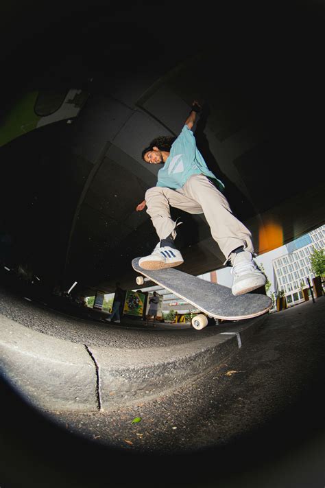 흰색 긴 소매 셔츠와 검은 계단에 앉아 있는 흰색 바지를 입은 남자 사진 Unsplash의 무료 회색 이미지