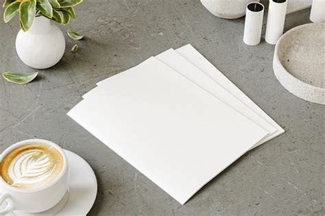 사무실 책상에 있는 두 장의 명함 사진 브랜딩을 위한 템플릿입니다 3d 렌더링 0명에 대한 스톡 사진 및 기타 이미지 0명 고정됨 공란 Istock