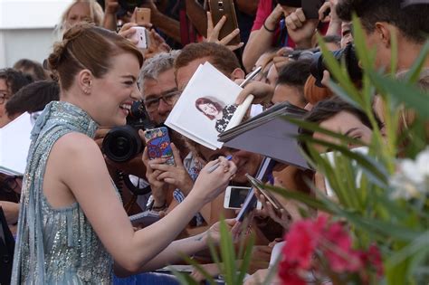 طباعة الاخبار بالصور إيما ستون على السجادة الحمراء لمهرجان فينسيا قبل