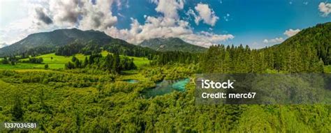슬로베니아 줄리안 알프스의 젤렌치 봄 자연 보호구역의 공중 파노라마 뷰 0명에 대한 스톡 사진 및 기타 이미지 0명 강 경관 Istock