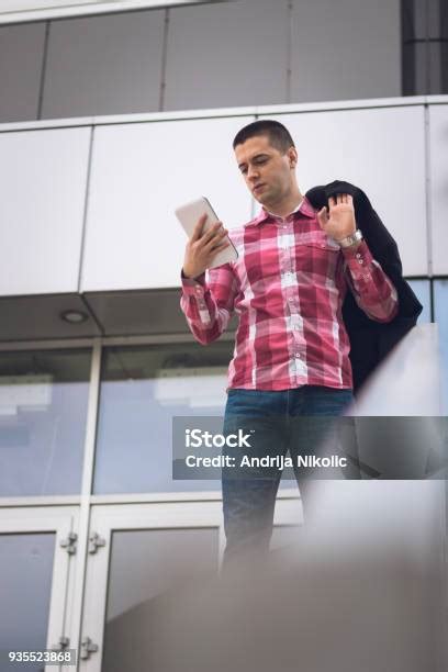 비즈니스 사람 태블릿을 사용 하 여 작업 장소 앞에서 웃 고 25 29세에 대한 스톡 사진 및 기타 이미지 25 29세 경영자 계획 Istock