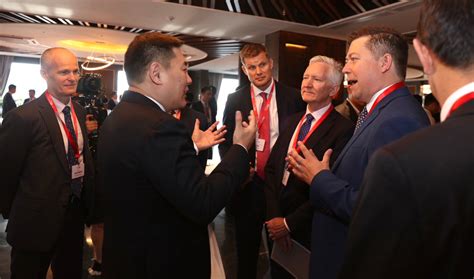 Ерөнхий сайдын өглөөний уулзалт үргэлжилж байна