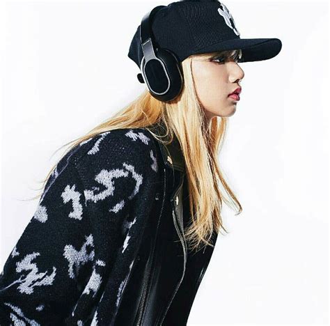 Lisa Old Print On Twitter Blakpink Lalisa Modelos