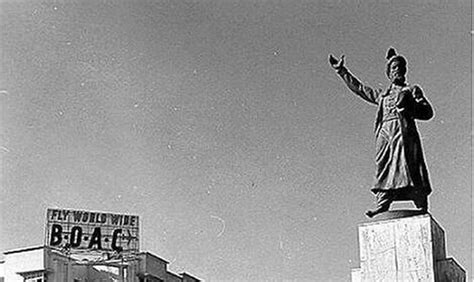 عکس کمال الملک نه؛ مجسمه فردوسی را چه کسی ساخته است؟