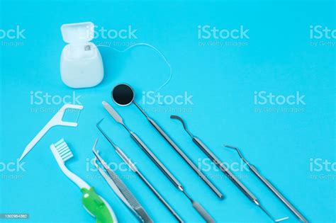 치아 치아는 파란색 배경에 대한 치료를위한 다양한 도구 치아 브러시 및 치과 치실입니다 0명에 대한 스톡 사진 및 기타 이미지 0명 개념 거울 Istock