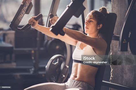체육 여자 스포츠는 체육관에서 운동 기계에 훈련 하는 데 여자에 대한 스톡 사진 및 기타 이미지 여자 체육관 건강한 생활방식 Istock