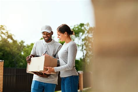패키지 제공입니다 여자에 게 상자를 제공 하는 배달 남자 2명에 대한 스톡 사진 및 기타 이미지 2명 고객 남자 Istock