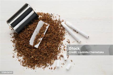 흰색 나무 테이블에 롤러와 담배가 있는 평평한 구도 텍스트를 위한 공간 손으로 말아서 피우는 담배 만들기 담배에 대한 스톡 사진 및 기타 이미지 Istock