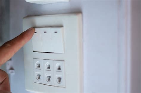 근접 촬영 손은 전기 스위치를 끄고 전력 및 에너지 가정과 텍스트 및 디자인을위한 일상적인 개념 복사 공간을 절약합니다 가격에 대한 스톡 사진 및 기타 이미지 Istock