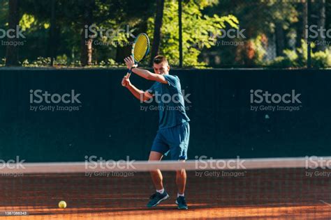 프로 장착 남성 테니스 선수 는 포핸드와 테니스 공을 열심히 치고 25 29세에 대한 스톡 사진 및 기타 이미지 25 29세 Atp World Tour
