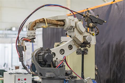 공장 설정의 산업용 로봇 팔 유연한 조인트와 그리퍼 메커니즘이 있는 흰색 6축 디자인 흐릿한 산업 배경 인공 조명 개념에 대한 스톡 사진 및 기타 이미지 Istock