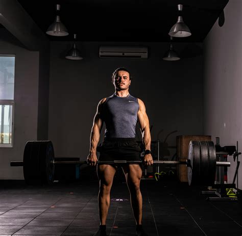 강렬함 개인적 성취 건강 건강한 생활 결단 공연 근육 근육 건물 남자 남자 선수 다리미 데드 리프트 들어올리다 모래 무게 판 바디빌딩 바벨