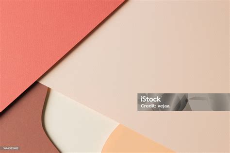 추상 컬러 종이 질감 배경입니다 베이지 색과 갈색 음영의 기하학적 모양과 선의 레이어가있는 최소한의 종이 자르기 스타일 구성 상위 뷰 0명에 대한 스톡 사진 및 기타 이미지