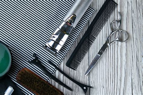 회색 나무 테이블에 서 있는 아름 다운 줄무늬 수건에 가위가 달린 헤어 카저 미용사 개념 가루로 빻은에 대한 스톡 사진 및 기타 이미지 가루로 빻은 가위 개인 장식품