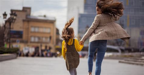 좋은 하루 되세요 도시에서 딸과 함께 있는 아프리카계 미국인 어머니 사진 Unsplash의 아프리카 계 미국인 여성 이미지