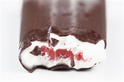 흰색 배경에 고립 된 아이스크림 스틱에 아이스크림 공간을 복사합니다 0명에 대한 스톡 사진 및 기타 이미지 0명 가냘픈 구도 Istock