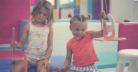 놀이터에 있는 두 어린 소녀 백인 소녀들은 바닥에서 놀고 있습니다 사진 Unsplash의 놀이방 이미지