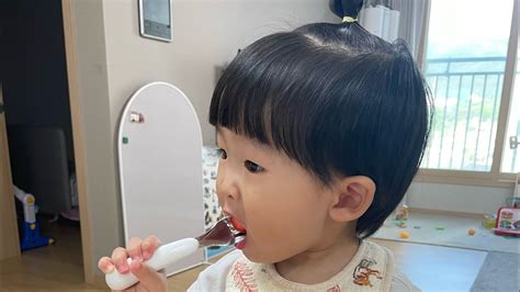 열나는 아기의 딸기 먹방 Youtube
