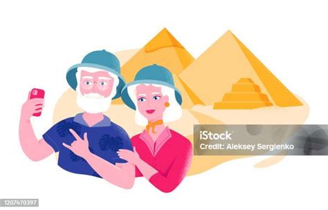 사파리 모자를 쓴 수석 부부가 이집트 피라미드 근처에서 셀카를 찍고 있습니다 노인을위한 활동적인 여가 가공의 인물에 대한 스톡