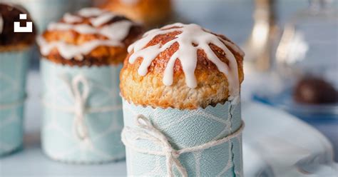 아이싱으로 덮인 컵 케이크를 얹은 흰색 접시 사진 Unsplash의 무료 케이크 이미지